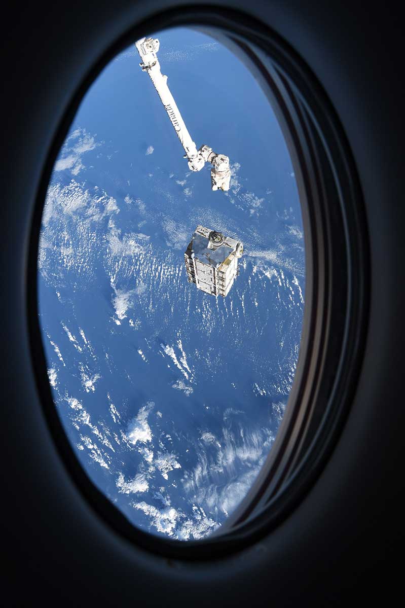 Bir Astronotun Penceresinden Dünya - Oggito