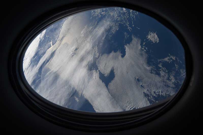 Bir Astronotun Penceresinden Dünya - Oggito