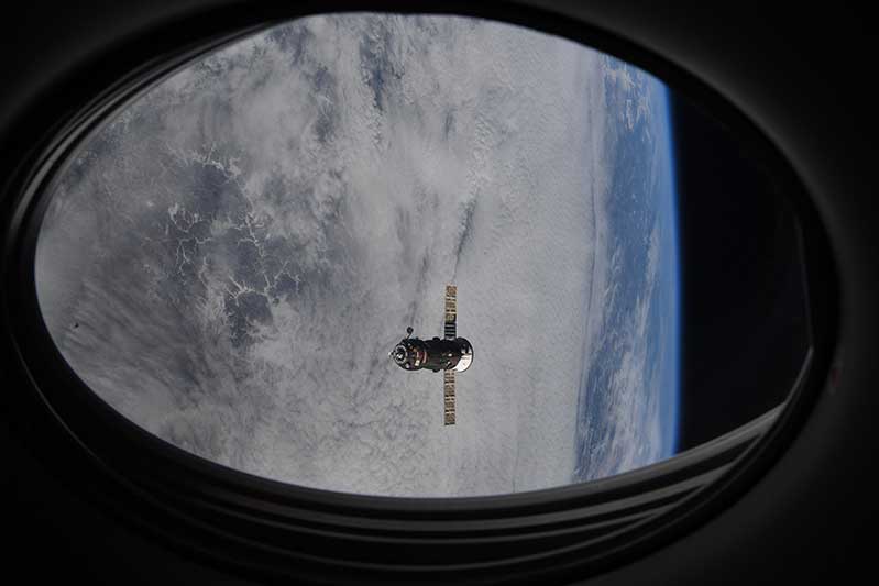 Bir Astronotun Penceresinden Dünya - Oggito