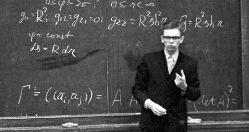 Sovyet Matematikçi ve Sanatçı Anatolii Fomenko’nun Matematiksel ...