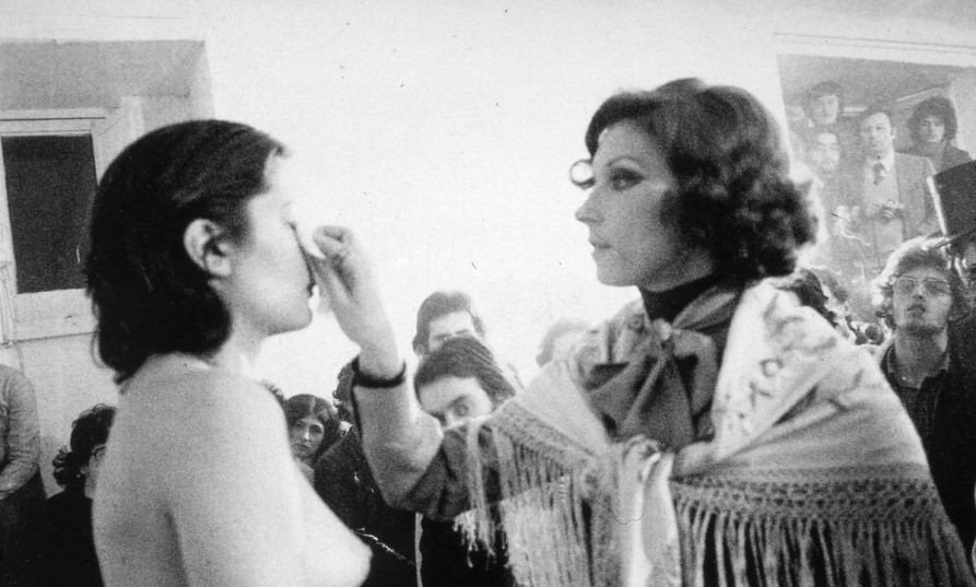 Görünenin Ötesi: Marina Abramovic Ve “Rhythm” - Oggito Görünenin Ötesi: Marina Abramovic Ve “Rhythm” - Oggito